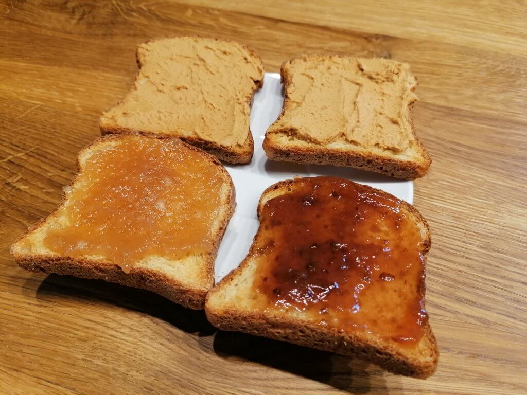Erdnussbutter Sandwich mit Marmelade 🥜🥪 - nur 125 Kalorien!
